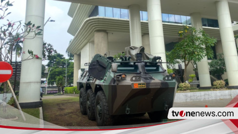 Dua Ranpur Amfibi Anoa 6x6 Jagoan Tempur TNI Berjaga di Kejagung, Ada Apa?