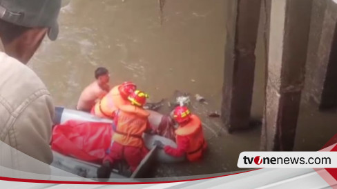 Geger, Warga Temukan Mayat Pria Tanpa Identitas Mengambang di Bawah Jembatan Sungai Ciliwung Jaktim
