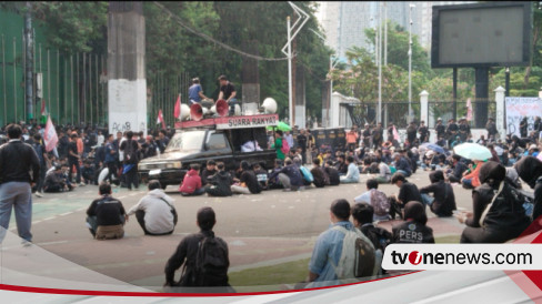 Adzan Ashar Hentikan Sementara Orasi Massa Aksi di Depan Gedung DPR