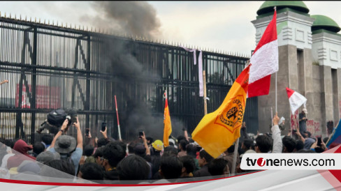 Asap Hitam Mengepul di Gedung DPR RI, Mahasiswa Minta Cabut Tunjangan ...