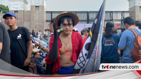 Momen Unik Cosplayer One Piece Ikut Aksi Damai di Gedung DPR
